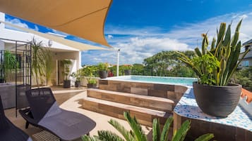 Piscina exterior, espreguiçadeiras