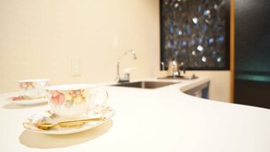 Quarto tradicional, para não fumantes (Back inner room with private bath) | Opções para refeição no quarto