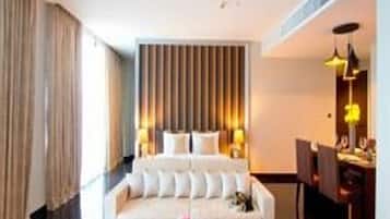 Mini Suite | Minibar, cofre no quarto, secretária, cortinas/cortinados opacos