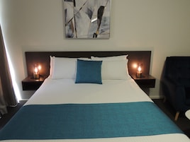 Quarto premium, 1 cama Queen, para não fumantes | Espaço de trabalho para notebook, ferros/tábuas de passar roupa