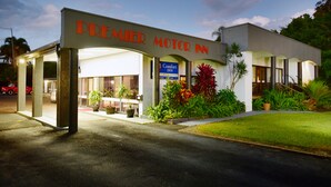 Um motel com uma placa que diz 'Premier Motor Inn'.