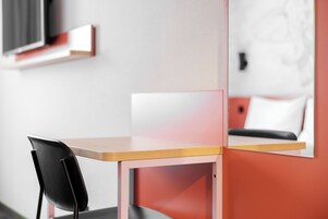 Cortinas/cortinados opacos, ferro/tábua de engomar 