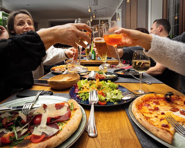 Almoços e jantares servidos, incluindo cozinha italiana 