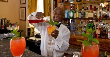 Este bar de cocktails, com espaço para refeições ao ar livre 