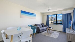 Large One Bedroom Apartment - Partial Views | Área de estar