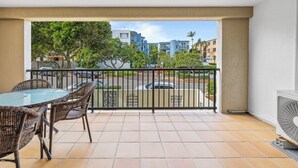 Large One Bedroom Apartment - Wheelchair Friendly | Terraço/pátio