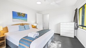 Large One Bedroom Apartment - Wheelchair Friendly | 1 quarto, ferros/tábuas de passar roupa, Wi-Fi de cortesia