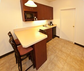 Suíte, 1 cama Queen, para não fumantes | Cozinha americana privada | Frigobar, micro-ondas, cafeteira/chaleira