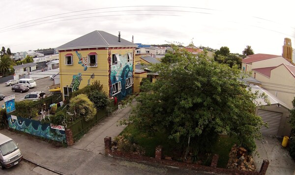 Bazil's Hostel & Surf School - Westport, New Zealand