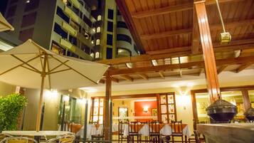 2 restaurantes: servem almoços e jantares