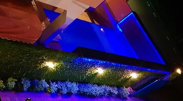 Piscina exterior, espreguiçadeiras