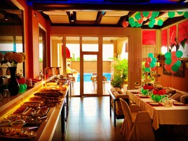 Pequeno-almoço tipo buffet diário mediante uma taxa