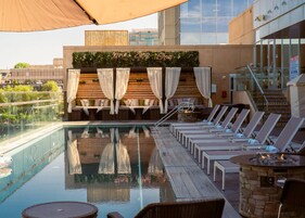 Piscina exterior sazonal, da(s) 10:00 à(s) 22:00, toldos (sobretaxa) 