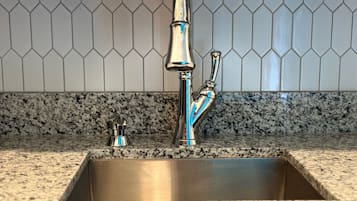 Frigobar, micro-ondas, fogão, cooktop