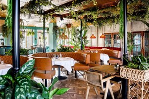 Pequenos-almoços, almoços, jantares servidos, cozinha local 