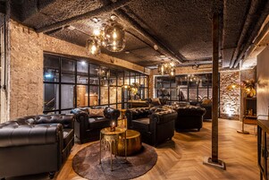 2 bares/lounges, este bar com adega tradicional 