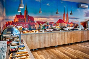 Pequeno-almoço tipo buffet diário (55 PLN por pessoa) 