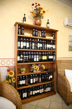 Uma adega com uma estante de madeira cheia de diversas garrafas de vinho.