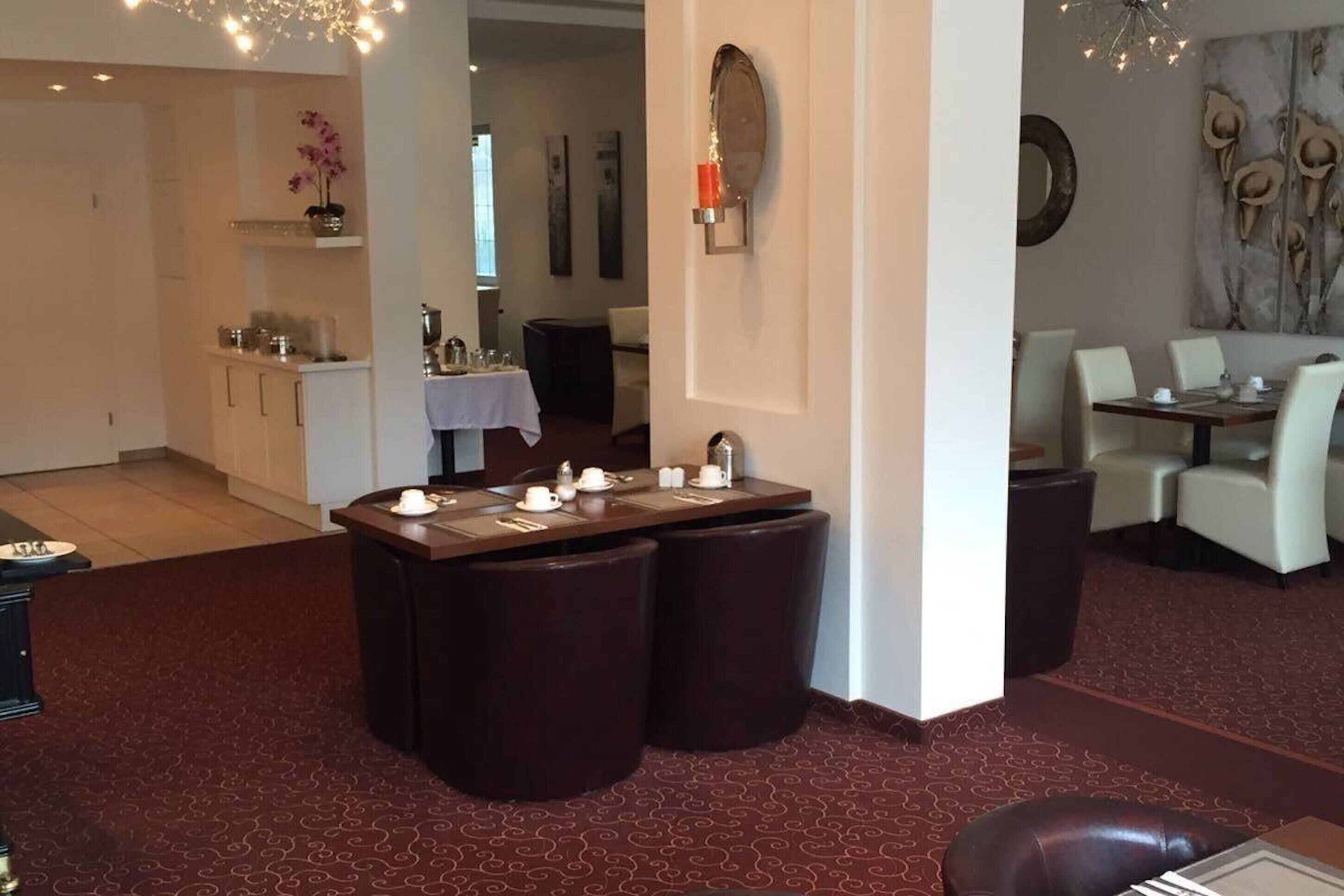 Pequeno-almoço tipo buffet diário (7 EUR por pessoa) 