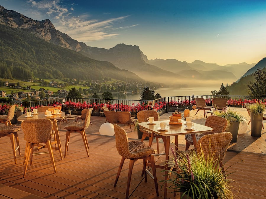 Terraço com espreguiçadeiras