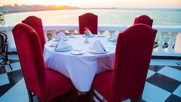 2 restaurantes: servem pequenos-almoços, almoços e jantares