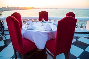 2 restaurantes: opção de café da manhã, almoço e jantar