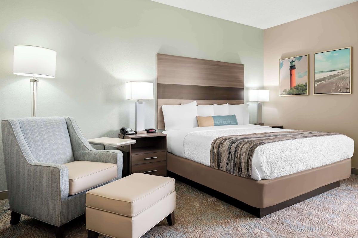 Quarto Standard, 1 cama king-size, não fumadores, frigorífico | Camas de colchão pillowtop, secretária