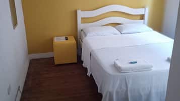 Minibar, roupa de cama fornecida