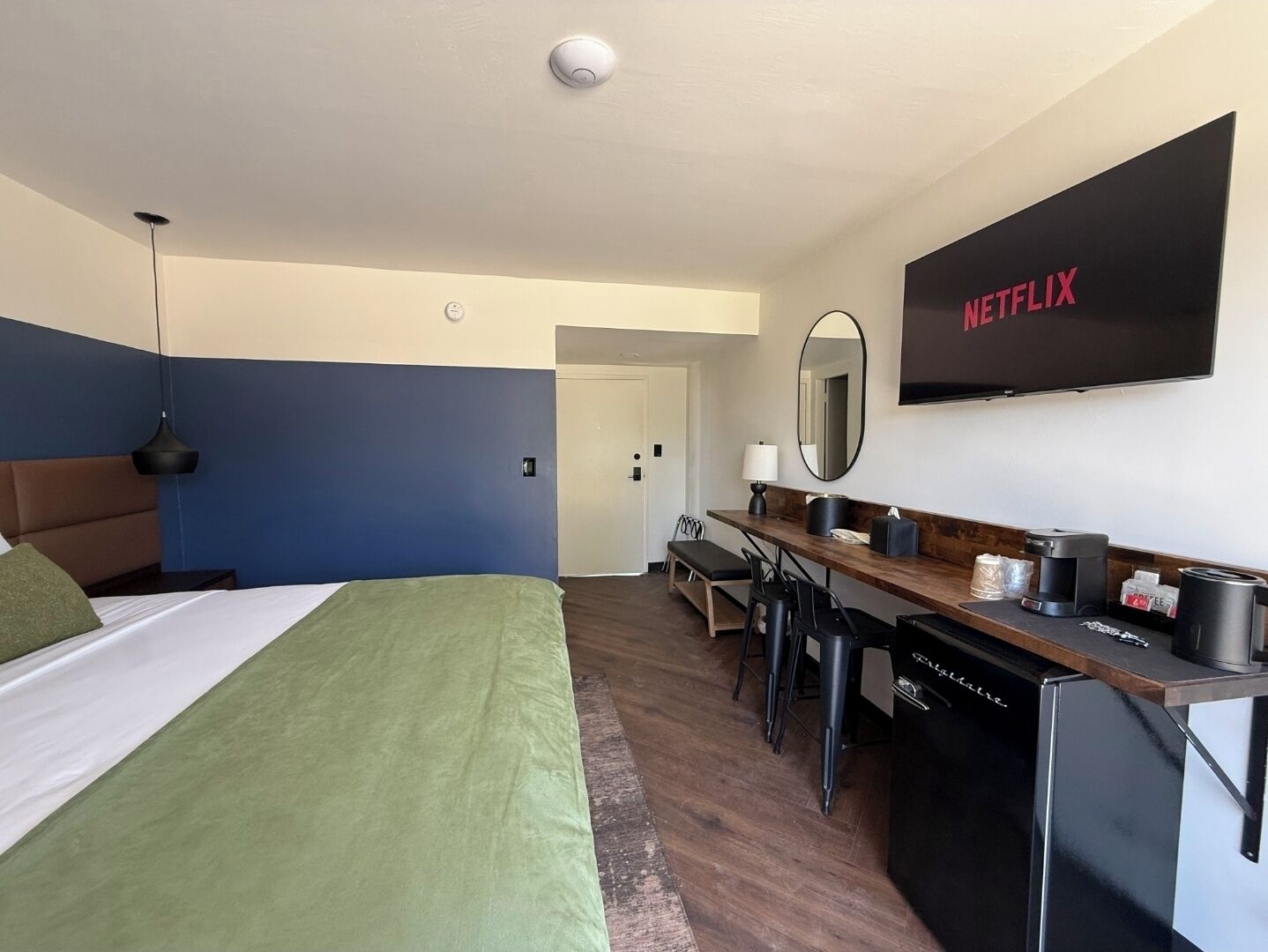Quarto standard, 1 cama King | Área de estar | TV