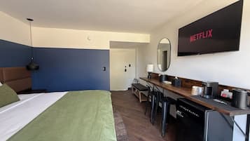 Quarto standard, 1 cama King | Área de estar | TV