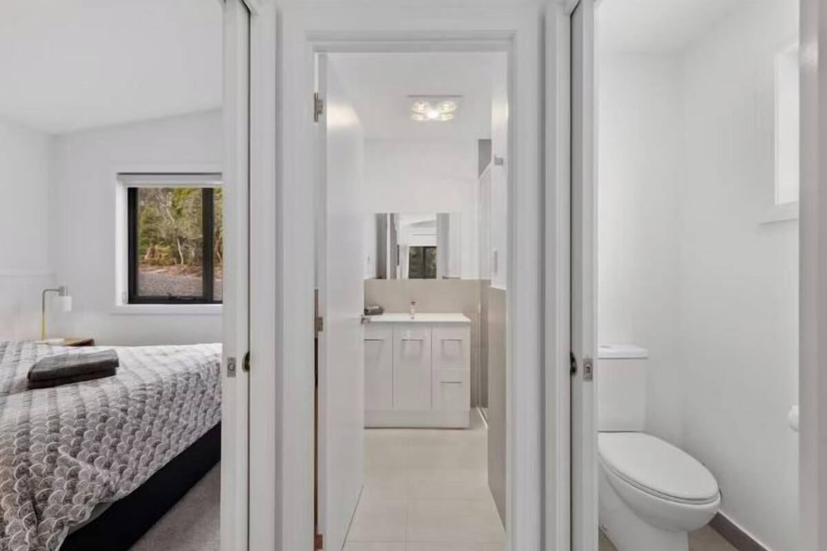 1 quarto, cortinas/cortinados opacos, roupa de cama fornecida