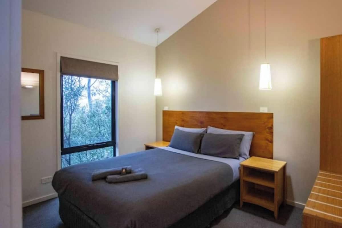 Chalé com design assinado | Cortinas blackout, roupa de cama