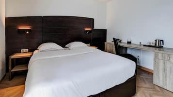Quarto casal standard | Roupas de cama premium, cofres nos quartos, escrivaninha