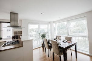 Apartamento, 2 quartos | Opções para refeição no quarto