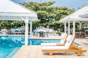 Piscina exterior, espreguiçadeiras 
