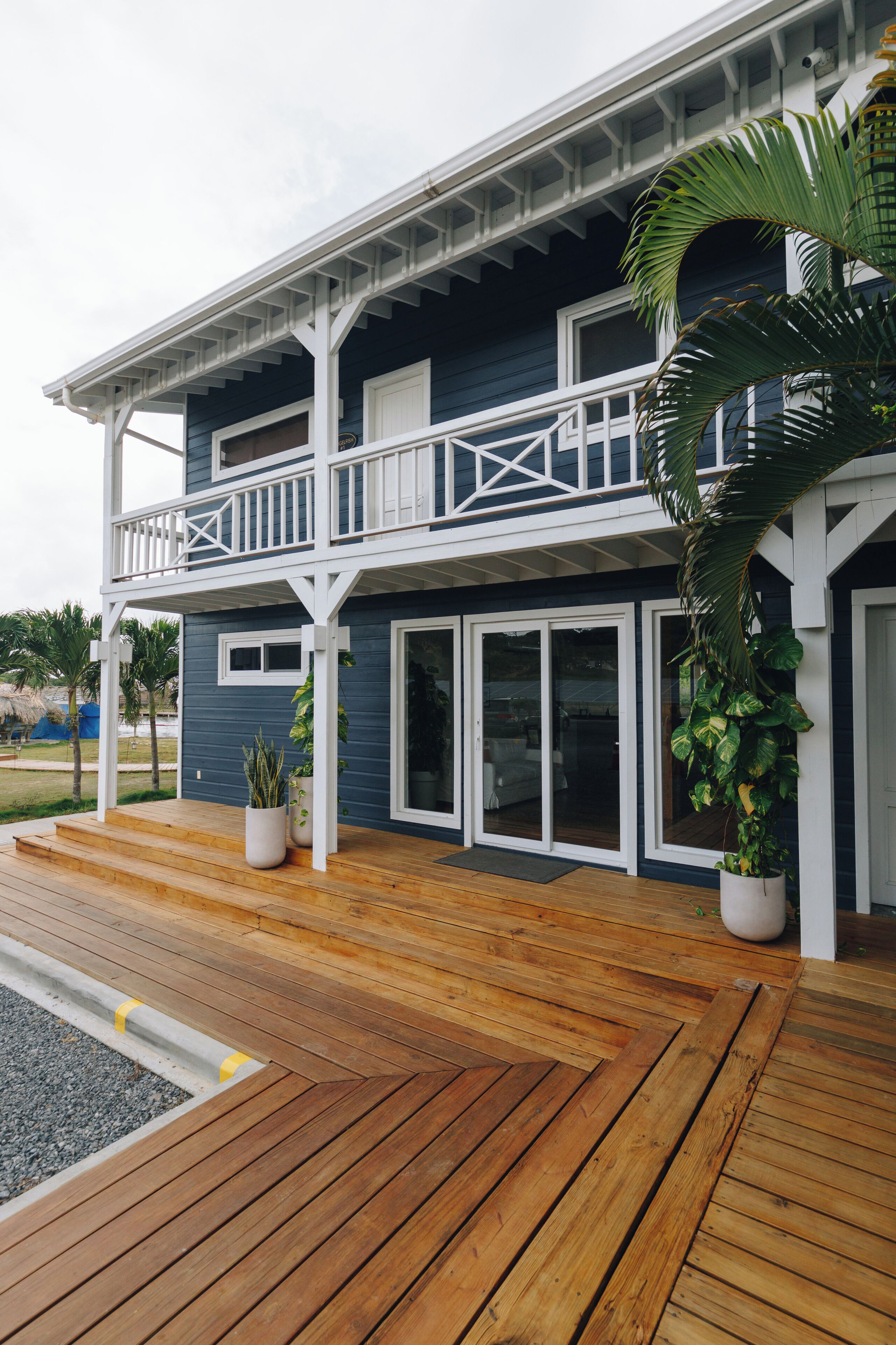 Roupa de alta qualidade, cofre no quarto, ferro/tábua de engomar 