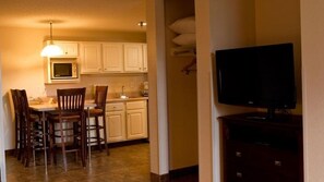 Quarto, 2 camas Queen | Cozinha privada | Geladeira, micro-ondas, cafeteira/chaleira