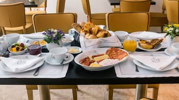 Pequeno-almoço preparado no momento diário (14 EUR por pessoa)