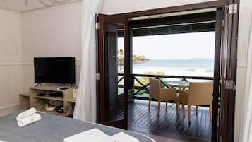 Suíte superluxo, 1 cama King, banheira de hidromassagem, vista para o mar | 1 quarto, frigobar, cofres nos quartos, individualmente decorados