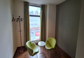 Quarto duplo luxo | Cofres nos quartos, espaço de trabalho para notebook, cortinas blackout