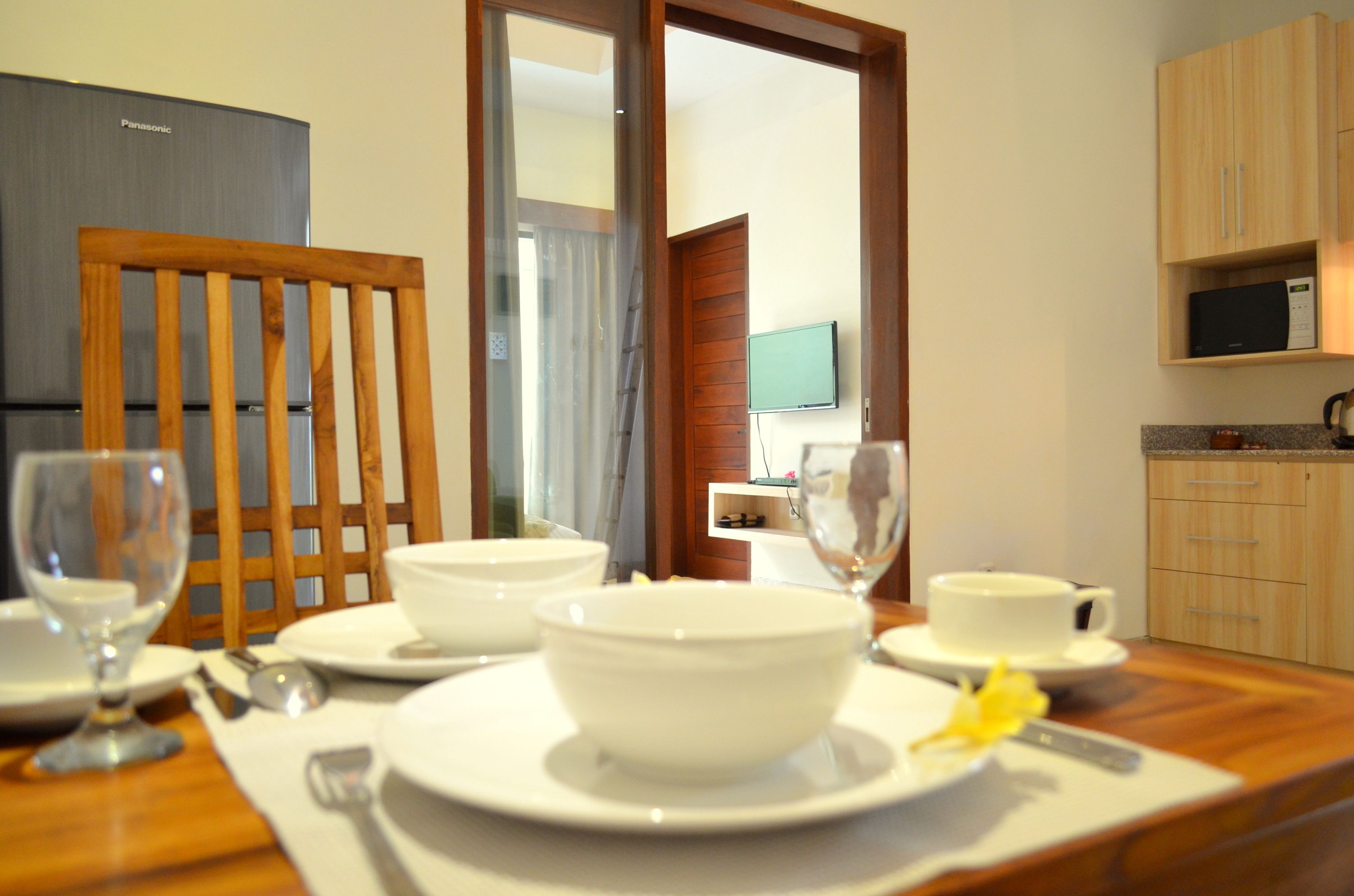 Um frigorífico, um micro-ondas, uma placa de cozinha 
