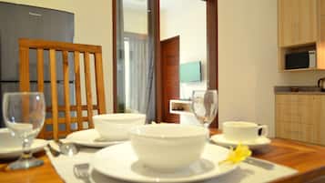 Um frigorífico, um micro-ondas, uma placa de cozinha