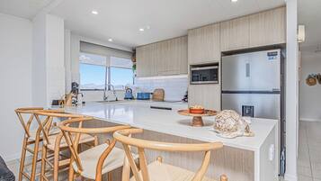 Apartamento premium, 2 quartos, vista para o oceano, de frente para o mar | Cozinha privada | Geladeira grande, micro-ondas, fogão, cooktop