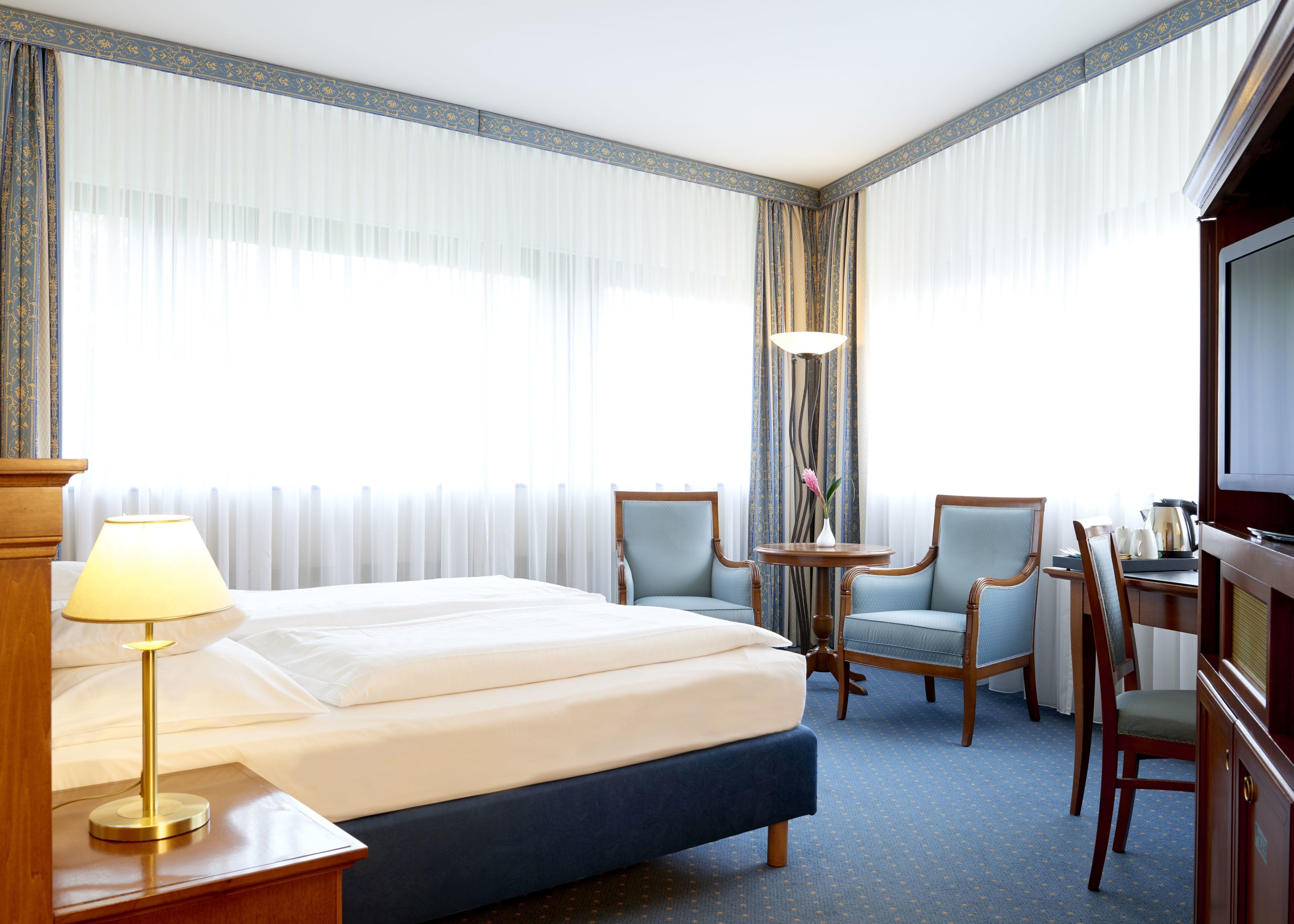 Minibar, cofre no quarto, secretária, cortinas/cortinados opacos 