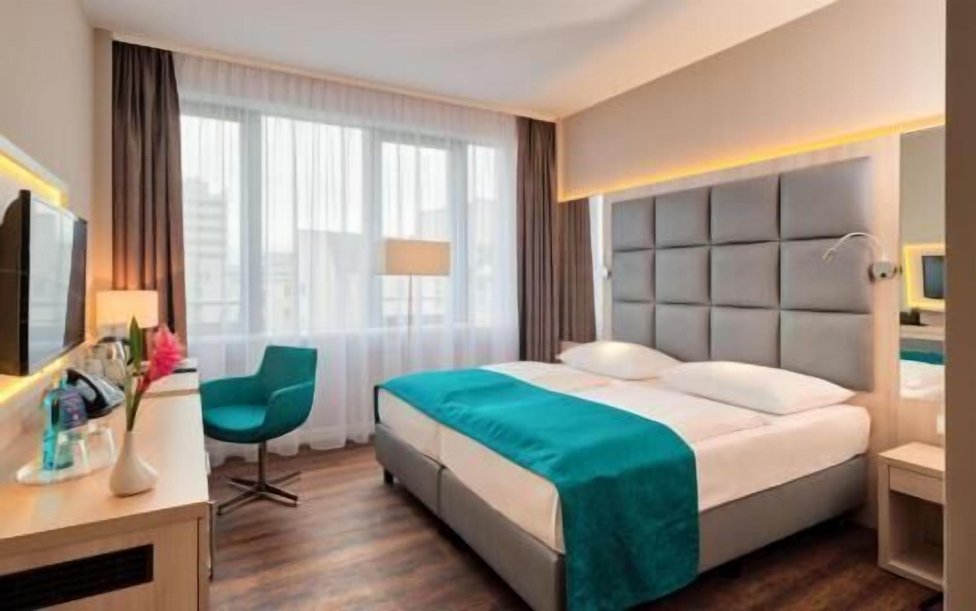 Minibar, cofre no quarto, secretária, cortinas/cortinados opacos 