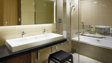 Suite Júnior, 2 camas de casal, não fumadores (with Lounge Access) | Casa de banho | Artigos de higiene pessoal grátis, um secador de cabelo, chinelos