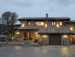 Fachada da propriedade à noite