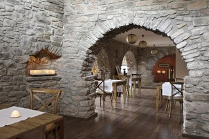 Café da manhã, almoço e jantar; culinária local 