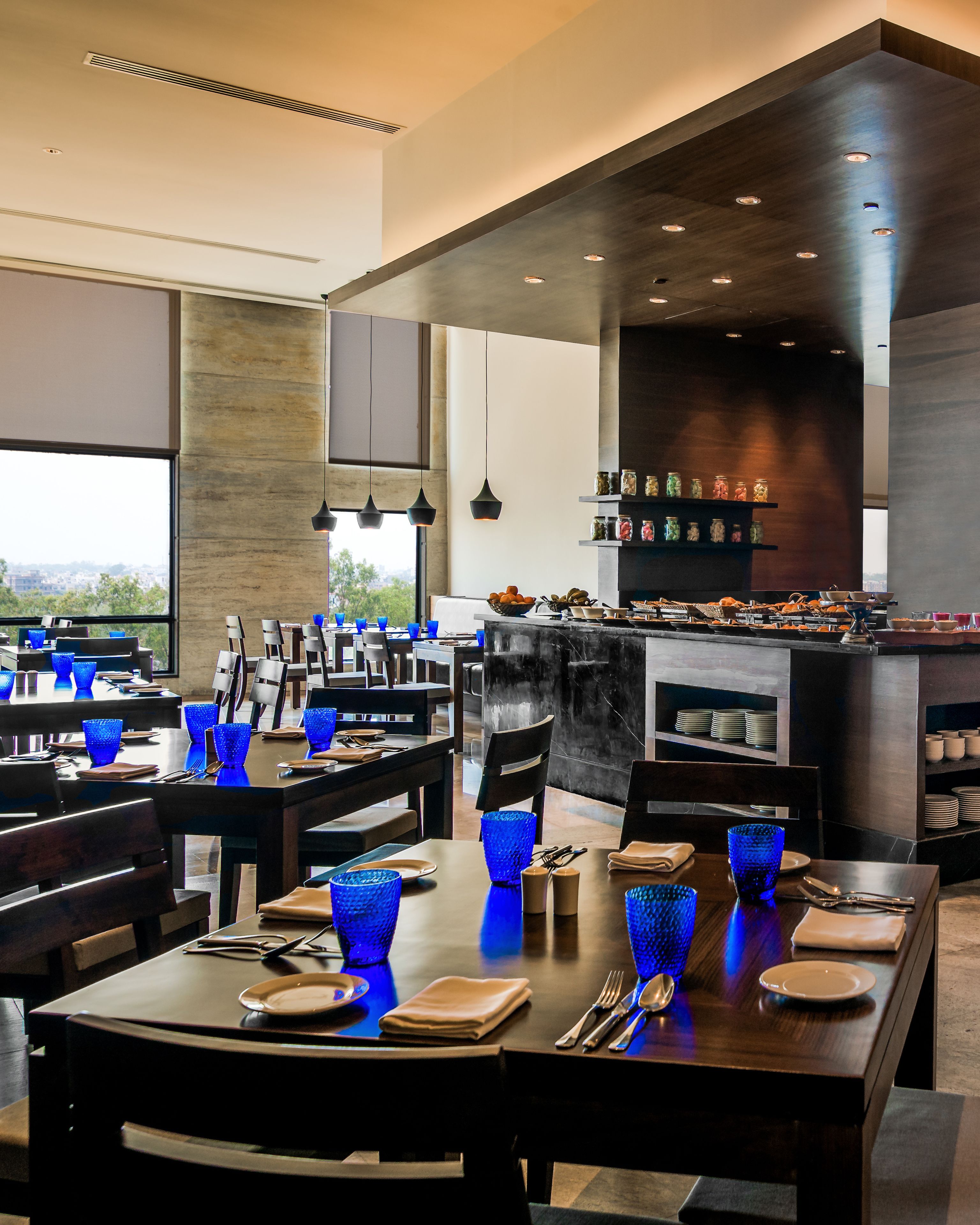 Pequenos-almoços, almoços, jantares servidos, cozinha internacional 