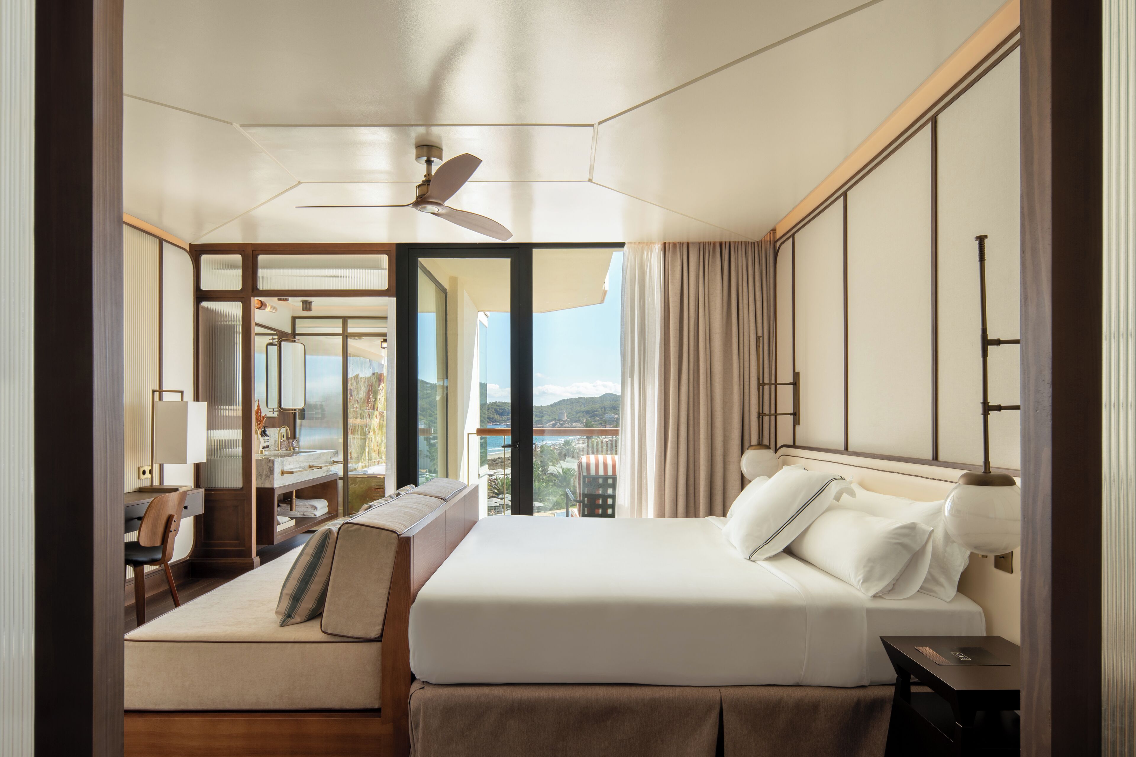 Roupa de alta qualidade, minibar, cofre com capacidade para portátil 